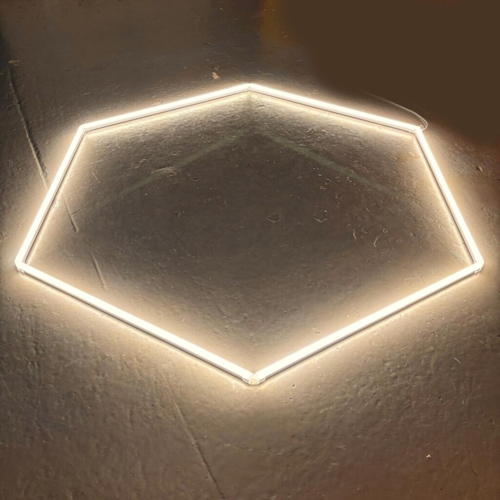 Lampe LED 1 hexagone géant plafond nid d’abeilles – Ø 2,3 m – 100 W ...